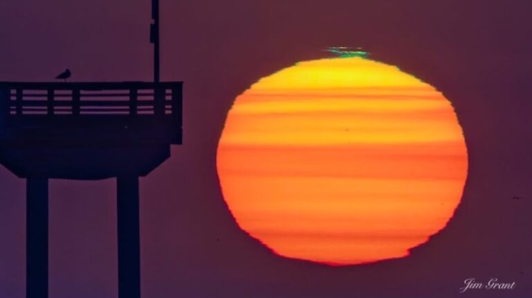 What makes oddly shaped suns and moons on the horizon?